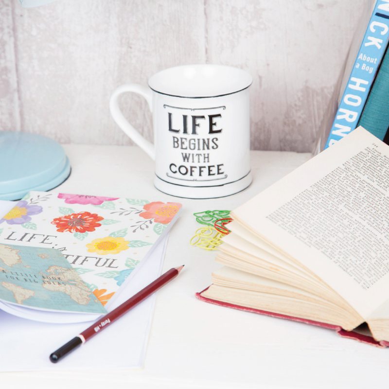 Sass & Belle Mug LIFE BEGINS WITH COFFEE coloris blanc - 4MURS